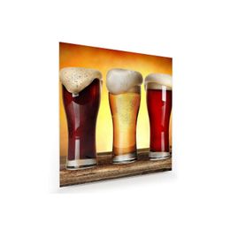 Primedeco Glasbild Wandbild Quadratisch Dreierlei Bier mit Aufhängung