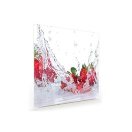 Primedeco Glasbild Wandbild Quadratisch Erdbeeren in Wasser fallend mit Aufhängung