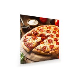 Primedeco Glasbild Wandbild Quadratisch Pizza auf Holzplatte mit Aufhängung