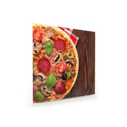 Primedeco Glasbild Wandbild Quadratisch Pizza mit Salami mit Aufhängung
