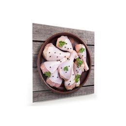 Primedeco Glasbild Wandbild Quadratisch Hühnchen auf Teller mit Aufhängung