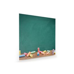 Primedeco Glasbild Wandbild Quadratisch Bunte Kreiden auf Tafel mit Aufhängung
