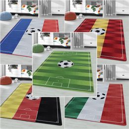 Ayyildiz Kinderteppich Fußball, Fußballfeld mit Flaggen Motiv, Höhe 9 mm Ökotex Standard