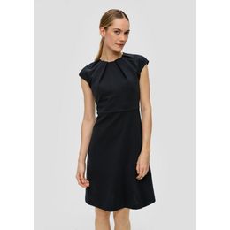 s.Oliver BLACK LABEL Minikleid Kurzes Kleid mit plissiertem Rundhalsausschnitt