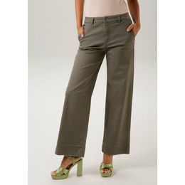 Aniston CASUAL Straight-Jeans mit trendiger Waschung am ausgefranstem Beinabschluss- NEUE KOLLEKTION, grün