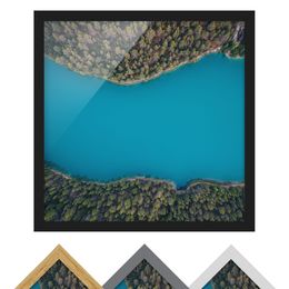 Bilderwelten Bild mit Rahmen Natur & Landschaft Luftbild - Tiefblauer See Poster FineArt Wandbilder Kunstdruck 4 Rahmen-Farben