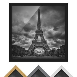 Bild mit Rahmen Eiffelturm vor Wolken schwarz-wei&szlig; - gerahmte Wandbilder Print Schwarz-Wei&szlig; Skyline Stadt Wohnzimmer Schlafzimmer Bad Badezimmer