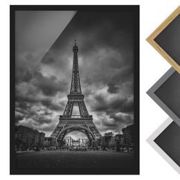 Bild mit Rahmen Eiffelturm vor Wolken schwarz-wei&szlig; - gerahmte Wandbilder Print Schwarz-Wei&szlig; Skyline Stadt Wohnzimmer Schlafzimmer Bad Badezimmer