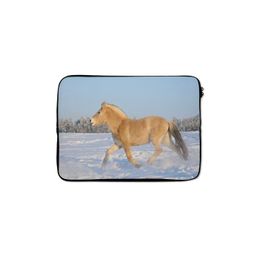 MuchoWow Laptop-Hülle Trabendes Fjordpferd im Schnee 13.3 Zoll