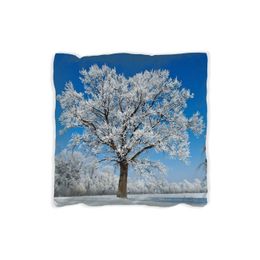Wallario Dekokissen Schneebedeckter Baum mit blauen Himmel
