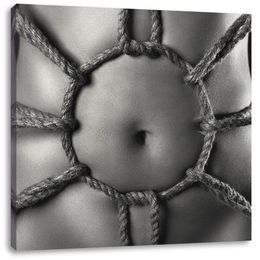 Pixxprint Leinwandbild Kreis aus Seilen auf nacktem Körper