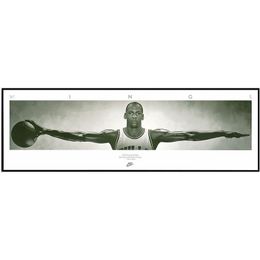 Close Up Michael Jordan Wings - gerahmt Rahmenfarbe Schwarz matt Gerahmter Kunstdruck, Rahmen aus Aluminium