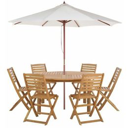 Beliani Gartenmöbel Set mit Sonnenschirm Hellbraun Akazienholz Runder Tisch 150 cm mit 6 Klappbaren Stühlen Landhaus Stil Terrasse Balkon Garten Möbel
