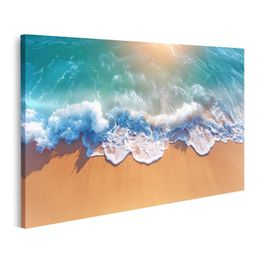 islandburner Leinwandbild Luftaufnahme eines friedlichen Sandstrandes mit klaren, hellblauen Wel