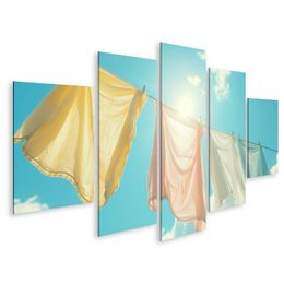 islandburner Leinwandbild Leuchtende Pastelltücher trocknen an einer Leine vor blauem, sonnigen