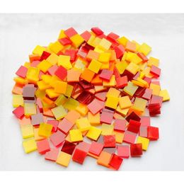 Minkurow - Set mit 560 Buntglas-Mosaikfliesen zum Basteln – 1 cm x 1 cm quadratische Formen – Wohnaccessoires, Teller, Bilderrahmen usw. (Rot,