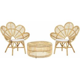 Beliani Gartemöbel Set Heller Holzfarbton Runder Couchtisch mit 2 Rattanstühlen Balkon Terrasse Garten Möbel - Beige