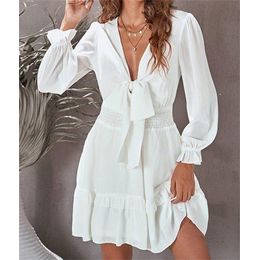 AFAZ New Trading UG Sommerkleid Ein knielanges Kleid mit Rüschenbesatz und taillierter Taille