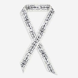 TK Maxx Weiß-schwarzer schmaler Schal mit Logomuster aus Seide