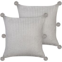 Beliani Dekokissen 2er Set Grau aus Baumwolle Gestrickt 45 x 45 cm Quadratisch mit Pompons Wohnaccessoires Dekoration für Sofa Bett Wohnzimmer