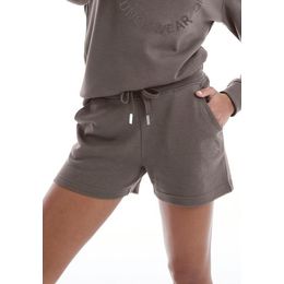 BENCH. LOUNGEWEAR Sweatshorts 'mit Logostickerei' taupe Gr. 32/34 für Damen. Mit Logostickerei. Bequem. Nachhaltig.