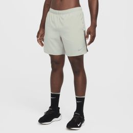 Nike Challenger Dri-FIT 2-in-1-Laufshorts für Herren (ca. 18 cm) - Grün