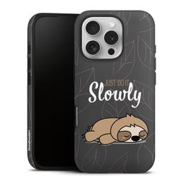 DeinDesign iPhone 16 Pro Handy Panzer Handyh&uuml;lle robuste Outdoor H&uuml;lle Schutzh&uuml;lle gl&auml;nzend Lazy Sunday Sloth Sayings Tough Case
