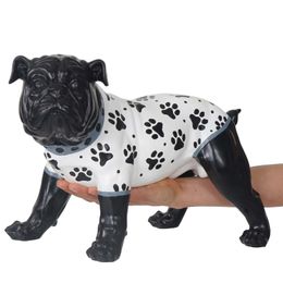 MCW Deko Figur Hund 24cm, Polyresin Bulldogge Skulptur Hund, handbemalt mit J&auml;ckchen