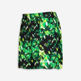 Schwarz-grüne Shorts mit Blättermuster