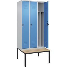 C+P Schwarz-Weiß-Spind Classic PLUS Sitzbank, schmal, 3 Abteile, Trennwand verkürzt, lichtgrau / lichtblau, B 900 mm, Sicherheits-Drehriegel, untergebaut, Buche-Hartholz