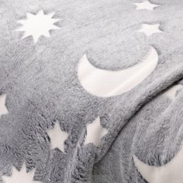 buttinette Wellness-Fleece "Glow in the dark – Mond & Sterne", hellgrau/weiß