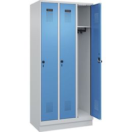 C+P Spind Evolo PLUS, 3 Abteile, lichtgrau / lichtblau, B 900 mm, mit Bodensockel, Drehriegel