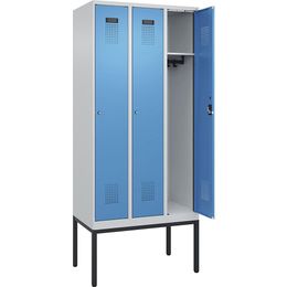 C+P Spind Evolo PLUS, 3 Abteile, lichtgrau / lichtblau, B 900 mm, mit schmalen Füßen, Zylinderschloss