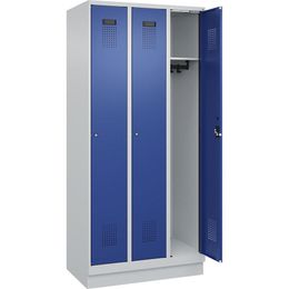 C+P Spind Evolo PLUS, 3 Abteile, lichtgrau / enzianblau, B 900 mm, mit Bodensockel, Zylinderschloss