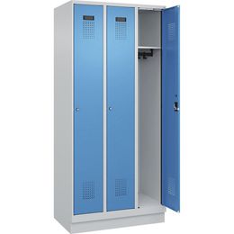 C+P Spind Evolo PLUS, 3 Abteile, lichtgrau / lichtblau, B 900 mm, mit Bodensockel, Zylinderschloss