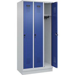 C+P Spind Evolo PLUS, 3 Abteile, lichtgrau / enzianblau, B 900 mm, mit Bodensockel, Drehriegel