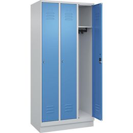 C+P Spind Classic PLUS, 3 Abteile, lichtgrau / lichtblau, B 900 mm, mit Bodensockel, Zylinderschloss