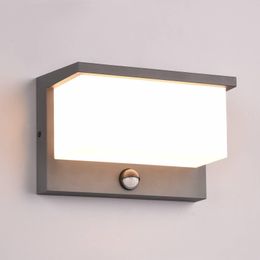 Trio LED-Außenwandleuchte Nestos, Bewegungssensor, IP54