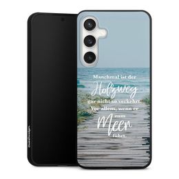 DeinDesign Galaxy S24 FE 5G Handy Premium Silikon H&uuml;lle Handyh&uuml;lle schwarz Case Statement Beach Spruch Silikon Premium Case