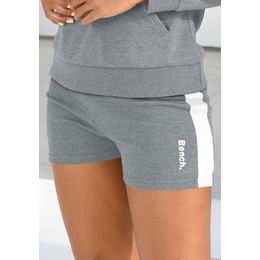 Relaxshorts BENCH. LOUNGEWEAR, Damen, Gr. 32/34, N-Gr, grau (stone, weiß), Jersey, Interlock, Obermaterial: 60% Baumwolle, 40% Polyester, unifarben mit Farbeinsatz, sportlich, bequem kurz, Hosen, Kurze Hose mit Seitenstreifen, Loungewear