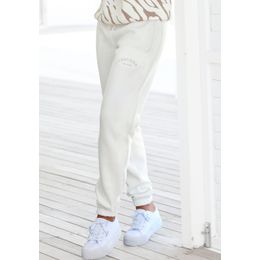 Sweathose Lascana Gr. 32/34, N-Gr, beige (creme), Damen, Sweatware, Obermaterial: 60% Baumwolle, 40% Polyester, unifarben, bestickt, Hosen, Loungehose mit seitlichen Taschen und Logostickerei, Loungewear