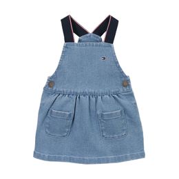 Latzkleid Tommy Hilfiger "DENIM DUNGAREE DRESS", Baby, Gr. 56, N-Gr, blau (denim medium), Denim/Jeans, Obermaterial: 76% Baumwolle, 23% Polyester, 1% Elasthan, unifarben, casual, loose fit, Kleider, mit Logostickerei, mit Knöpfen