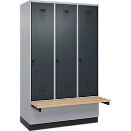 Kleiderspind C+P Evolo Plus, 3 Abteile à 400 mm Breite, Sockel, schwebende Sitzbank, B 1200 x T 815 x H 1950 mm, Drehriegel, weißaluminium/anthrazitgrau