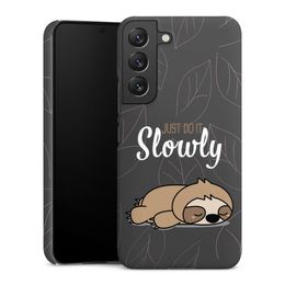 DeinDesign Galaxy S22 Handy Premium Case Smartphone Handyh&uuml;lle Schutzh&uuml;lle matt Sloth Lazy Sunday Sayings Premium Case
