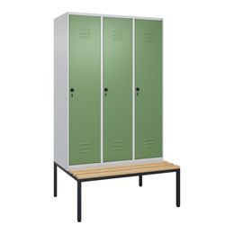 C+P Spind Classic PLUS, Bank, 3 Abteile, 2120x1200x815mm, 7035/6011 Verschluss Sicherheits-Drehriegel 4 Garderobenhaken Trennwand mittig Sitzbanktyp (0800507-32F|S10006)