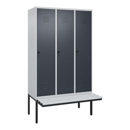 C+P Spind Classic PLUS, Bank, 3 Abteile, 2120x1200x815mm, 7035/7016 Verschluss Sicherheits-Drehriegel 4 Garderobenhaken Dekor Banklatten RAL 7035 Lic (0800407-32|S10038)