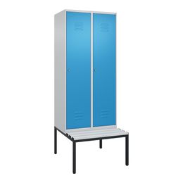 C+P Spind Classic PLUS, Bank, 2 Abteile, 2120x800x815mm, 7035/5012 Verschluss Zylinderschloss 4 Garderobenhaken Dekor Banklatten RAL 7035 Lichtgrau S (0800507-22|S10019)