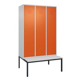 C+P Spind Classic PLUS, Bank, 3 Abteile, 2120x1200x815mm, 7035/2004 Verschluss Zylinderschloss 4 Garderobenhaken Trennwand mittig Dekor Banklatten RAL (0800507-32F|S10122)