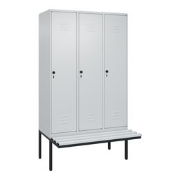 C+P Spind Classic PLUS, Bank, 3 Abteile, 2120x1200x815mm, 7035/7035 Verschluss Sicherheits-Drehriegel 4 Garderobenhaken Dekor Banklatten RAL 7035 Lic (0800407-32|S10039)