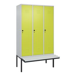 C+P Spind Classic PLUS, Bank, 3 Abteile, 2120x1200x815mm, 7035/0024 Verschluss Sicherheits-Drehriegel 4 Garderobenhaken Dekor Banklatten RAL 7035 Lic (0800407-32|S10040)